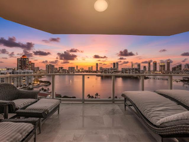 Apartment with pool