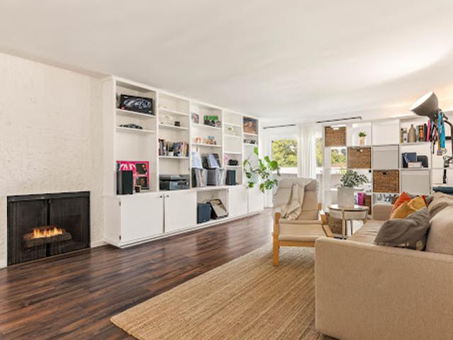 Apartment with pool