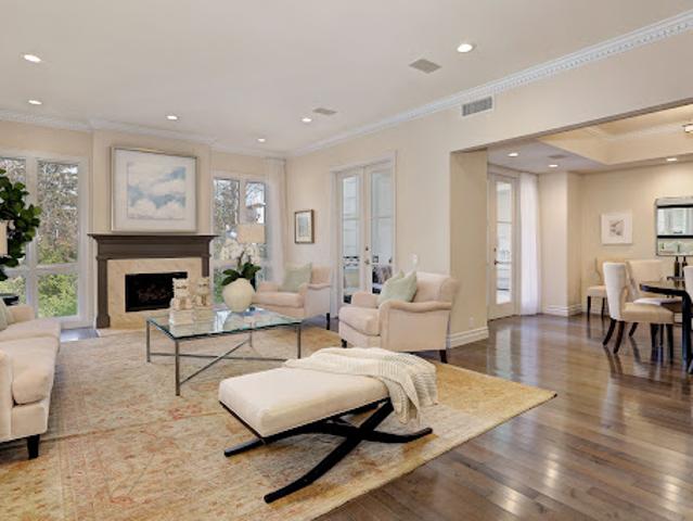Apartment with pool