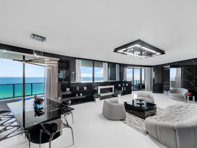 Apartment with pool