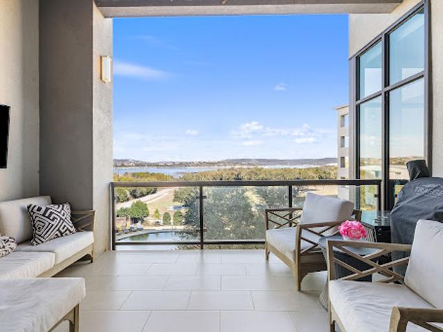 Apartment with pool