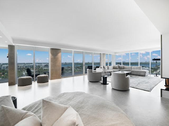 Apartment with pool