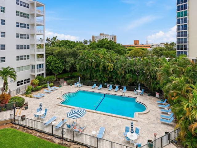Apartment with pool