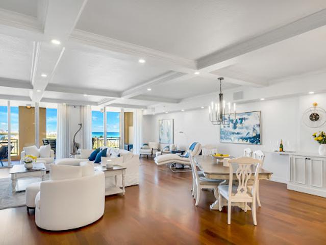 Apartment with pool