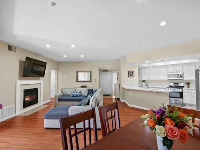 Apartment with pool
