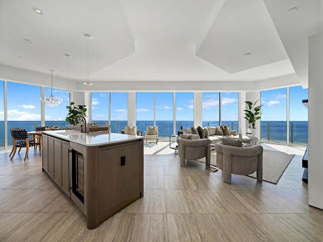 Apartment with pool