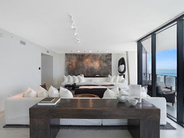 Apartment with pool