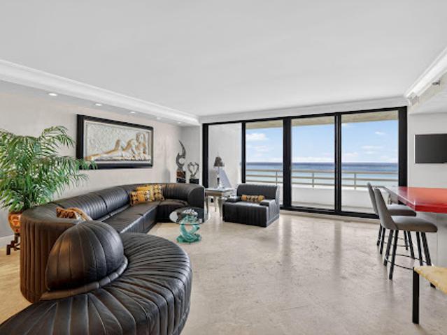 Apartment with pool