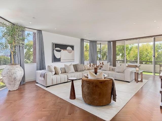 Apartment with pool