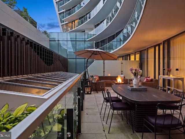 Apartment with pool