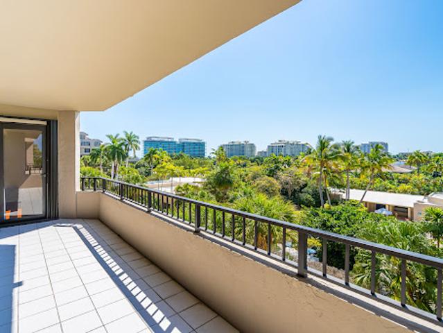 Apartment with pool