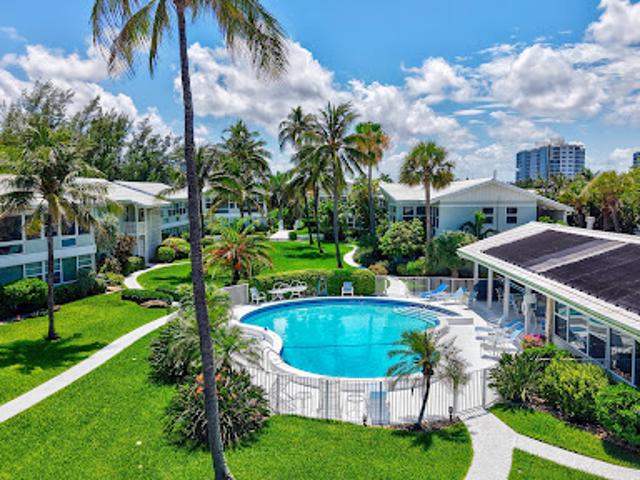 Apartment with pool