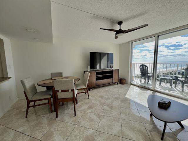 Apartment with pool