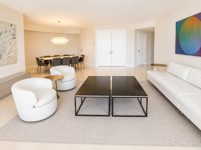Apartment with pool