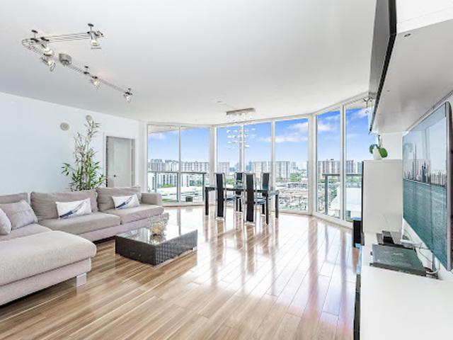 Apartment with pool