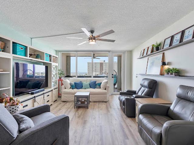 Apartment with pool
