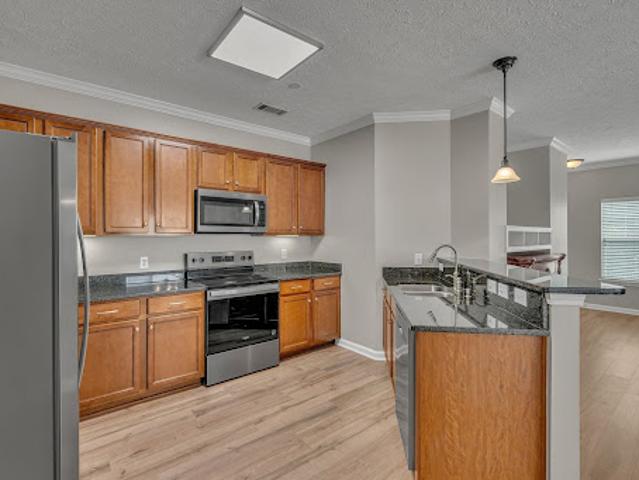 Apartment with pool
