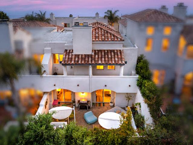 Apartment with pool