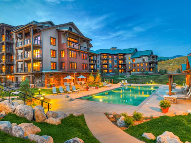 Apartment with pool