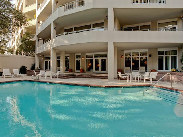 Apartment with pool