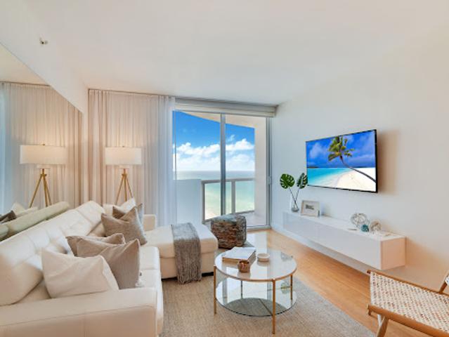 Apartment with pool