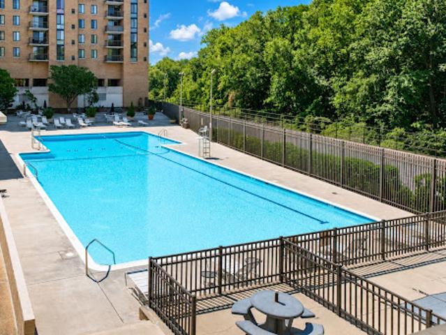 Apartment with pool