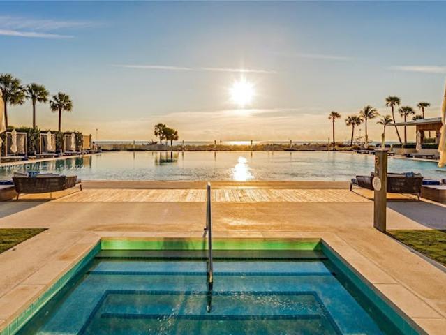 Apartment with pool