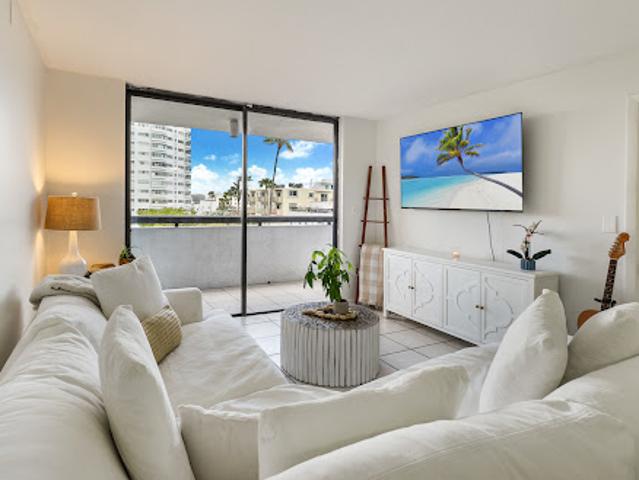 Apartment with pool
