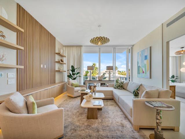 Apartment with pool