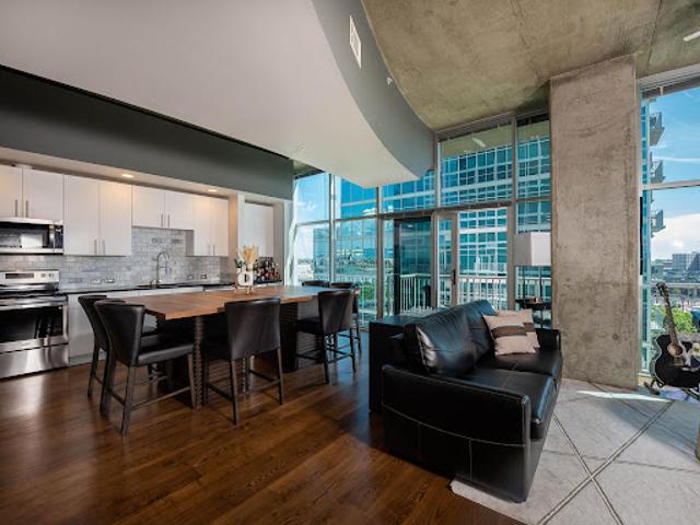 Apartment with pool