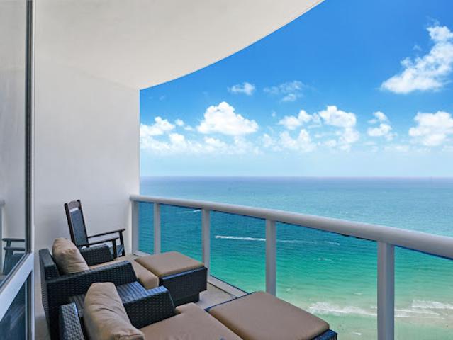 Apartment with pool
