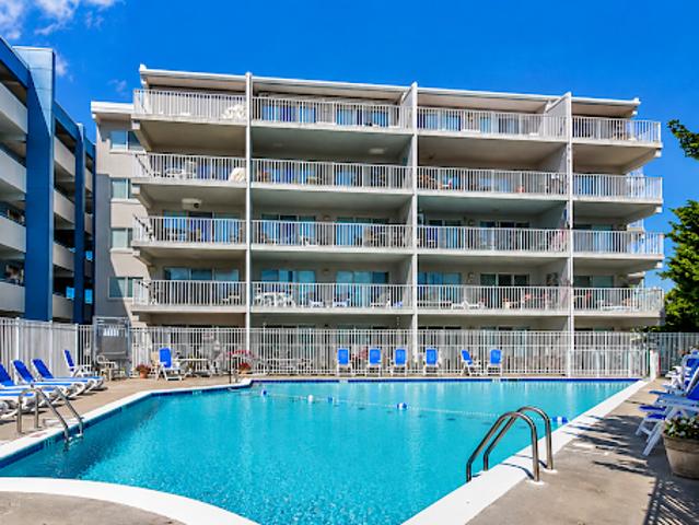 Apartment with pool