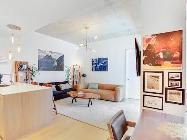 Apartment with pool