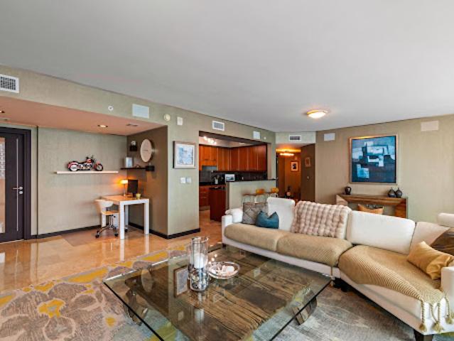 Apartment with pool