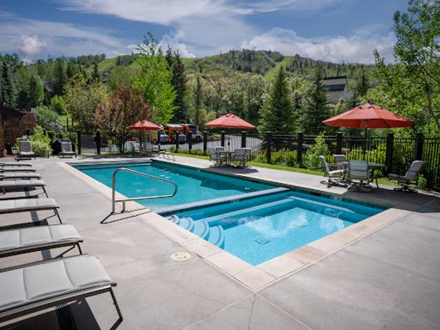 Apartment with pool