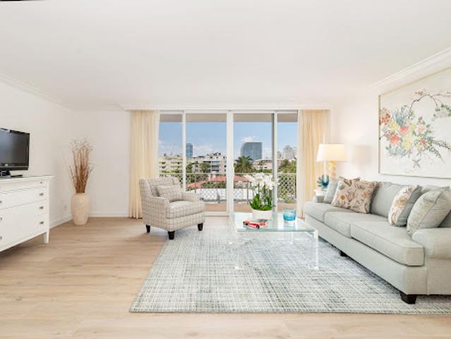 Apartment with pool