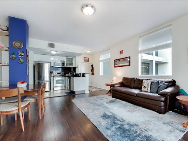 Apartment with pool