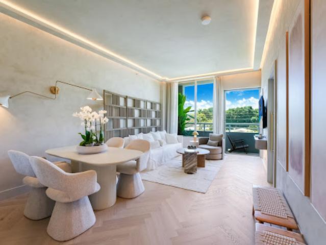 Apartment with pool