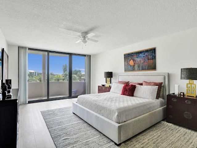 Apartment with pool
