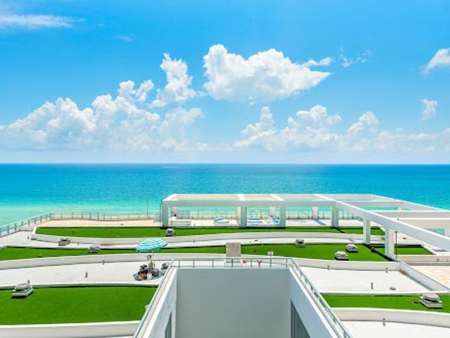 Apartment with pool