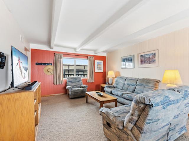 Apartment with pool