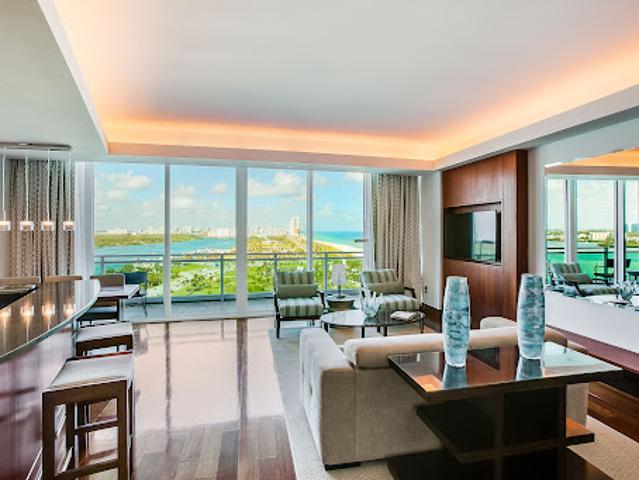 Apartment with pool