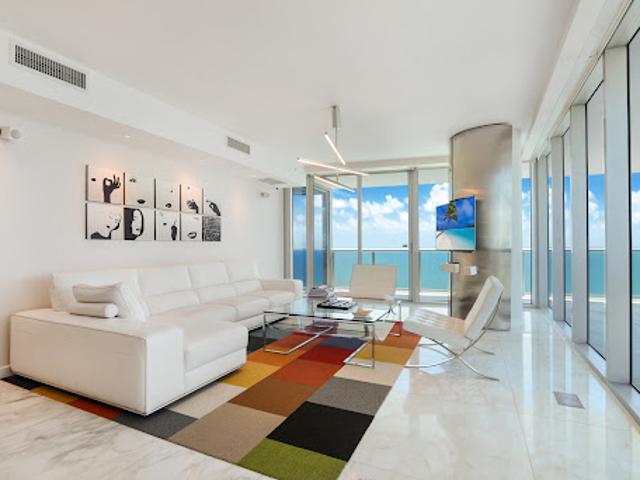 Apartment with pool