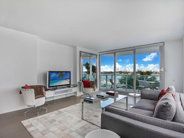 Apartment with pool