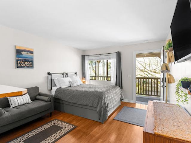 Apartment with pool