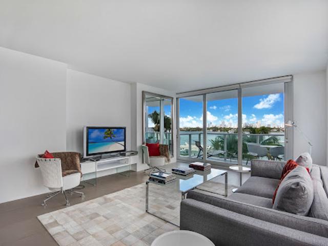 Apartment with pool