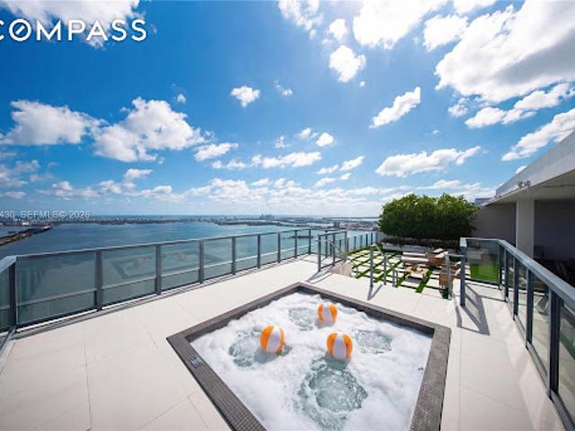 Apartment with pool