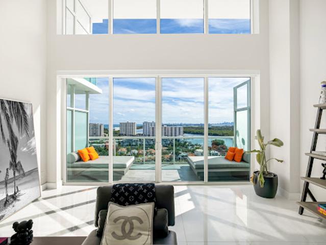 Apartment with pool