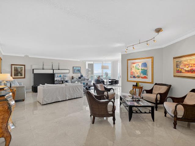 Apartment with pool