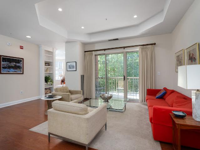 Apartment with pool